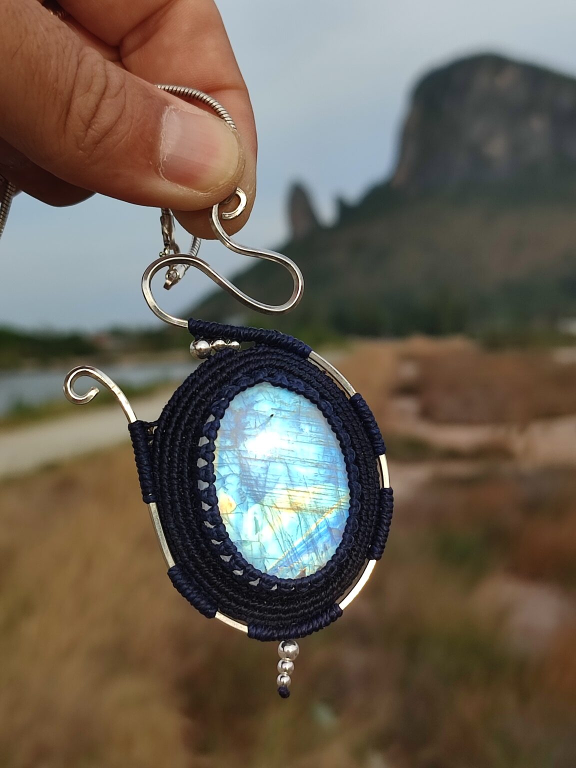 Collier PIERRE DE LUNE – Fabriqué en Occitanie